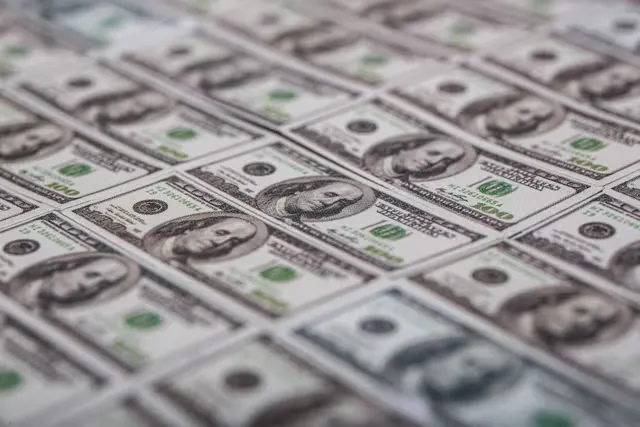 US Dollar Slides to 4-Year Low Amid Fed and Policy Risks