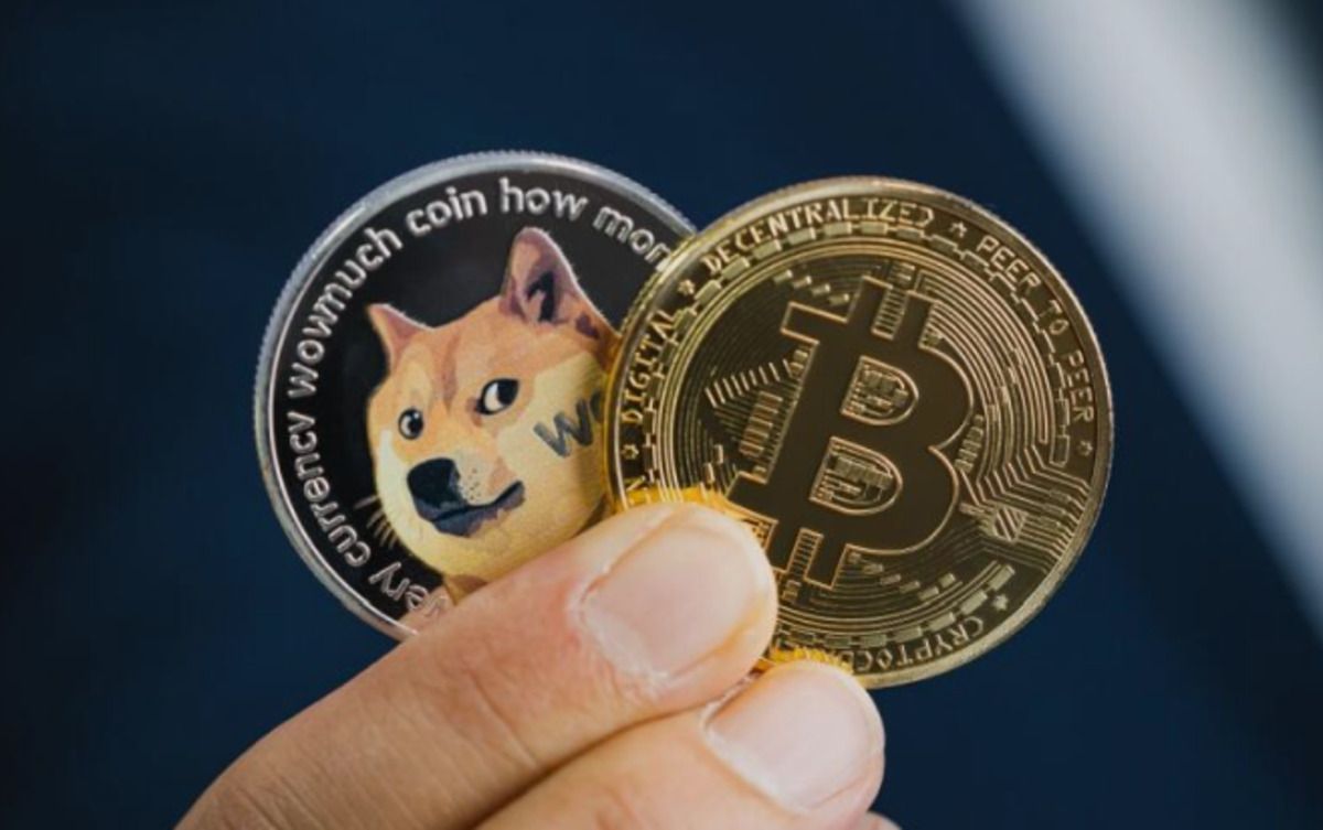 DOGE Consolidates as Analysts Spot Three-Cycle Pattern Pointing Higher